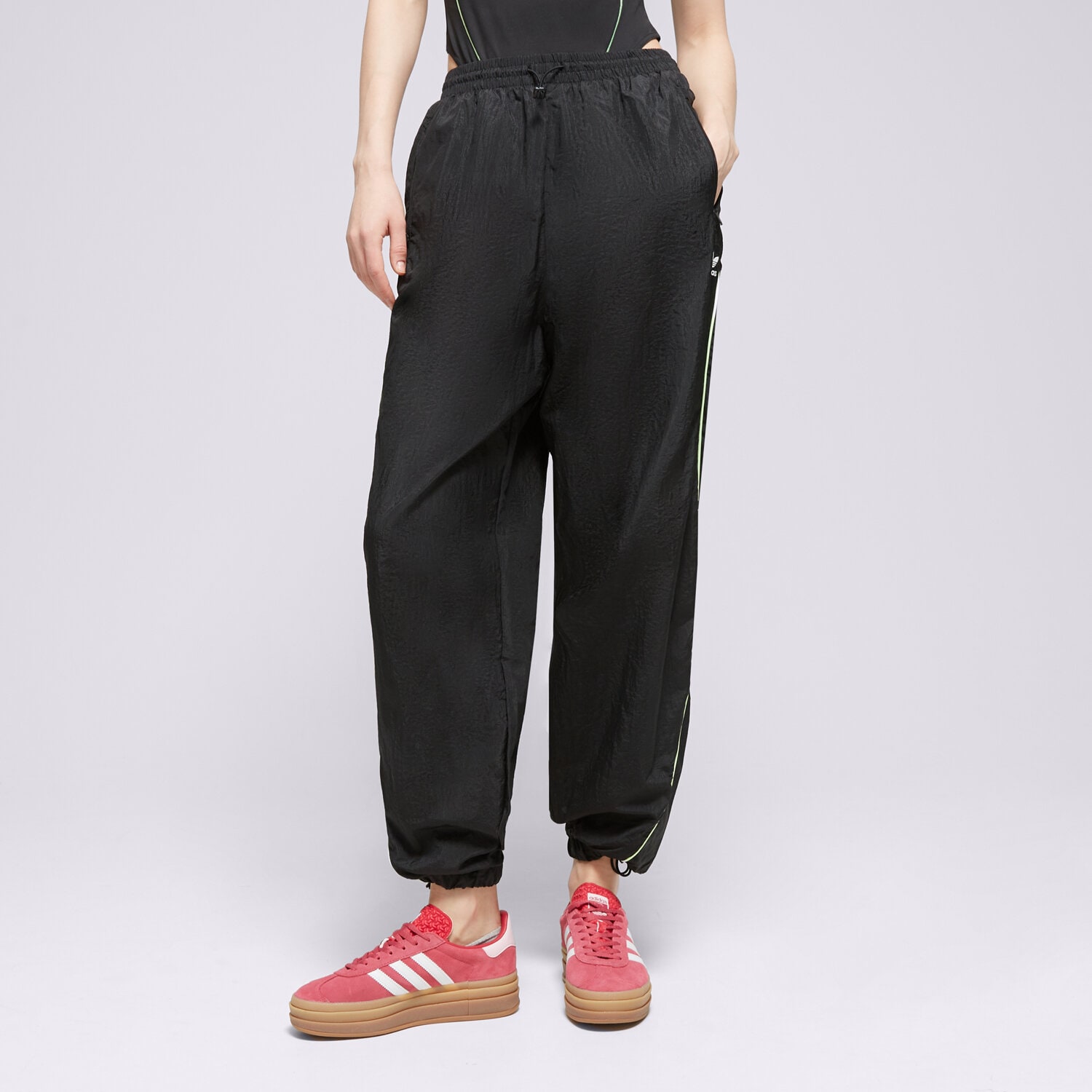 ADIDAS SPODNIE FR PARACHT PANT IT9698 CZARNY | Damskie Spodnie w Sizeer